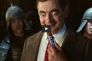 Mr. Bean é ninja atrapalhado em novo comercial do chocolate Snickers ...