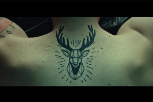 Esse stop motion feito com tatuagens é tao incrível q nem parece feito ...